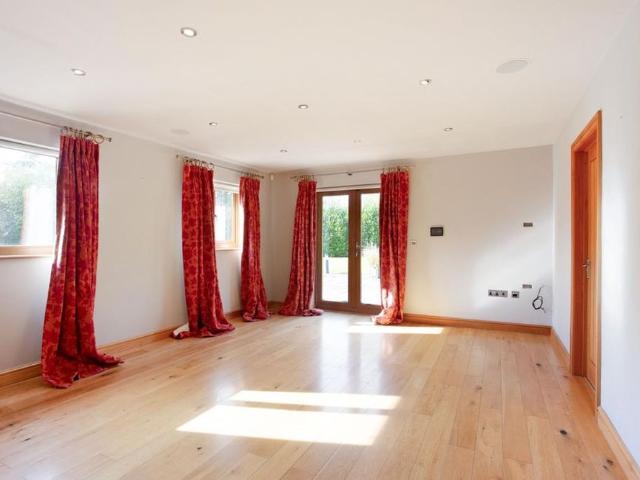 8 bedroom detached house to rent