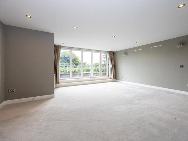 6 bedroom detached house to rent