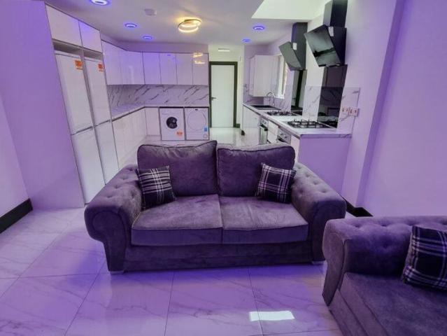 8 bedroom detached house to rent