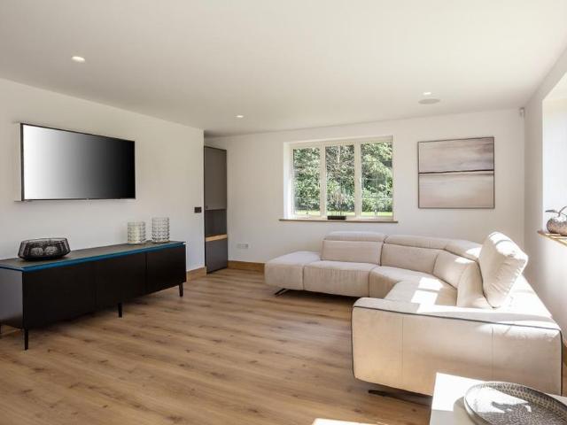 8 bedroom detached house to rent