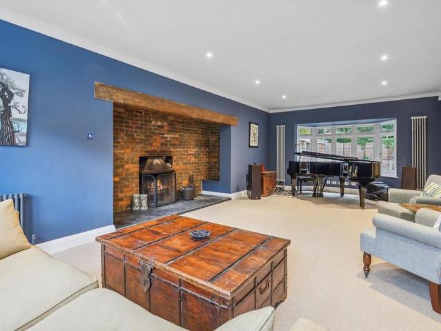 8 bedroom detached house to rent