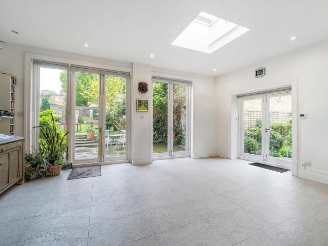 8 bedroom detached house to rent