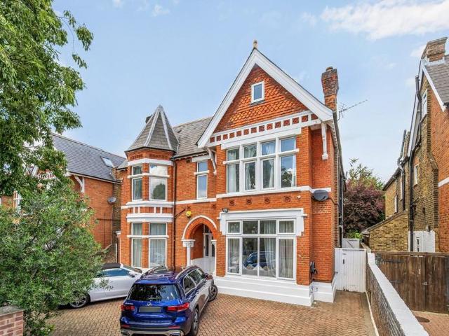 8 bedroom detached house to rent