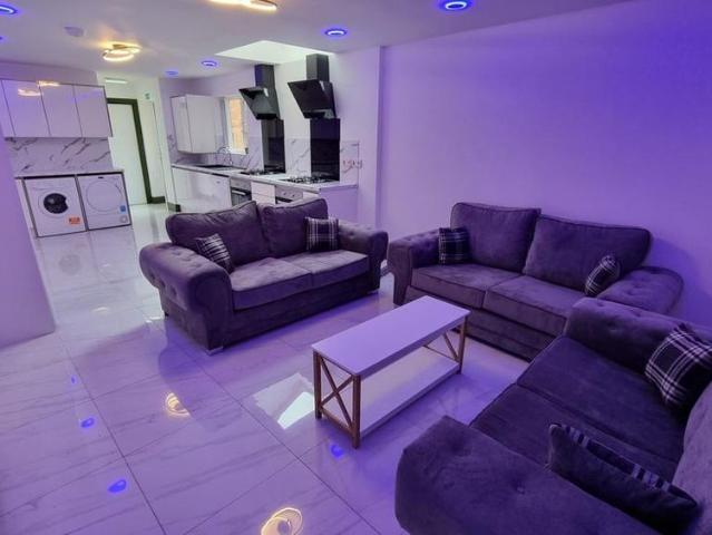 8 bedroom detached house to rent