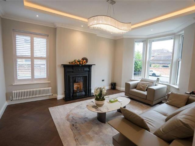 8 bedroom detached house to rent