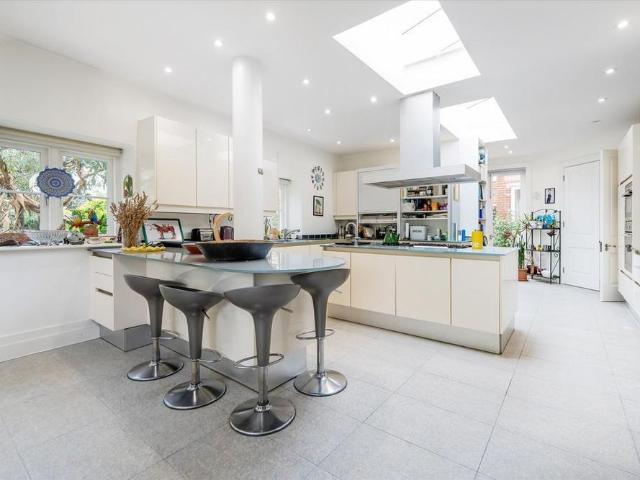 8 bedroom detached house to rent