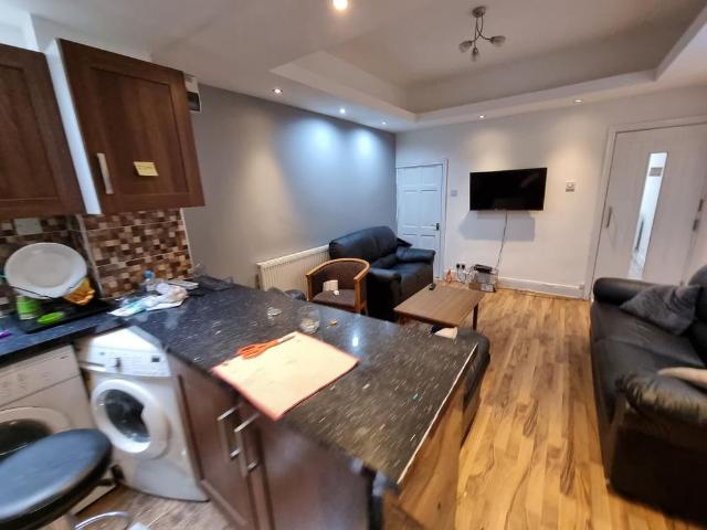8 bedroom detached house to rent