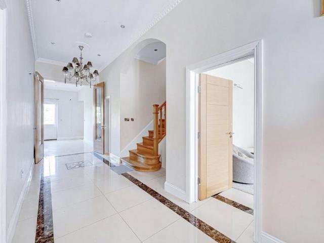 8 bedroom detached house to rent