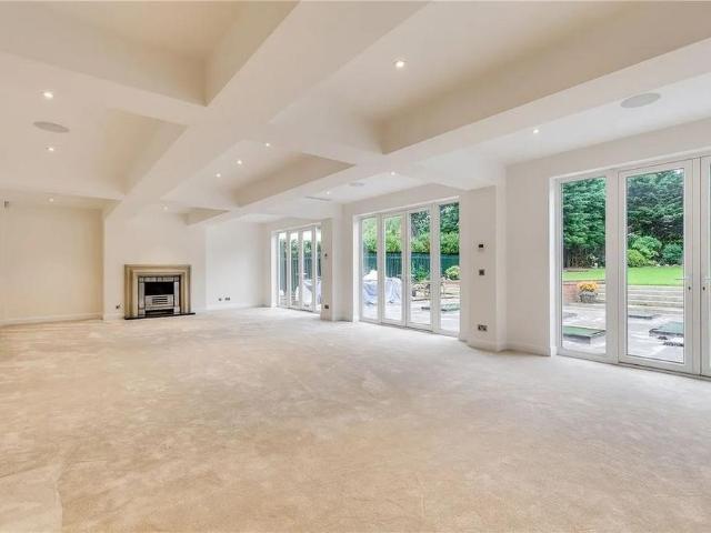 8 bedroom detached house to rent