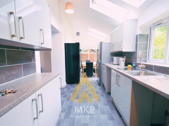 8 bedroom detached house to rent