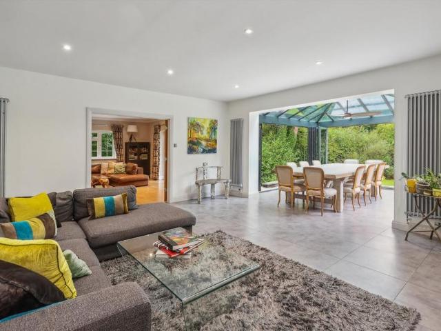 8 bedroom detached house to rent
