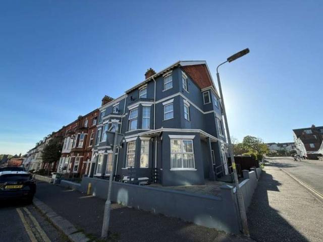 8 Bedroom End Of Terrace House