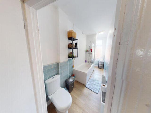 8 bedroom end of terrace house for rent in Victoria Road, Hyde Park, Leeds, LS6