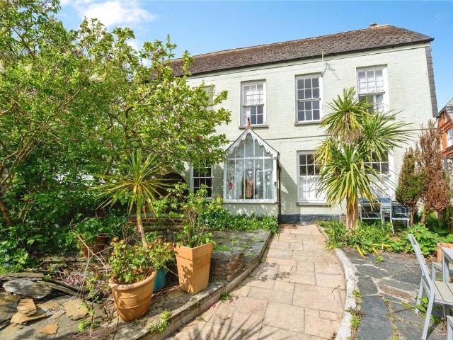 8 bedroom end of terrace house for sale