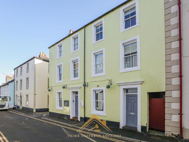 8 bedroom end of terrace house for sale