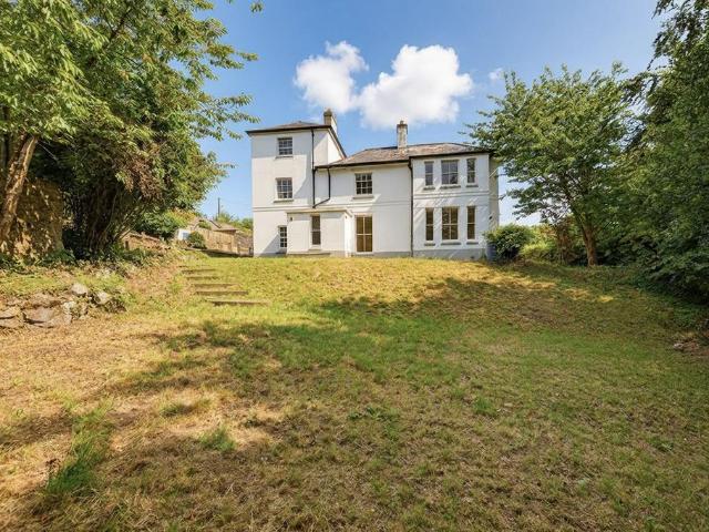 8 bedroom end of terrace house for sale