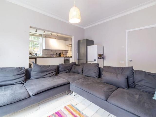 8 bedroom end of terrace house to rent