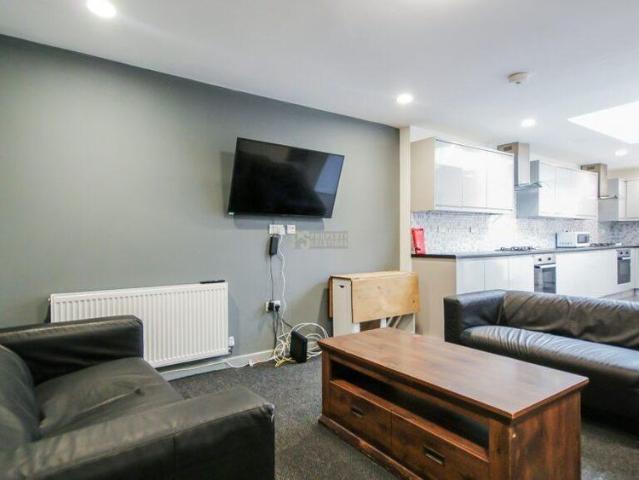8 bedroom end of terrace house to rent