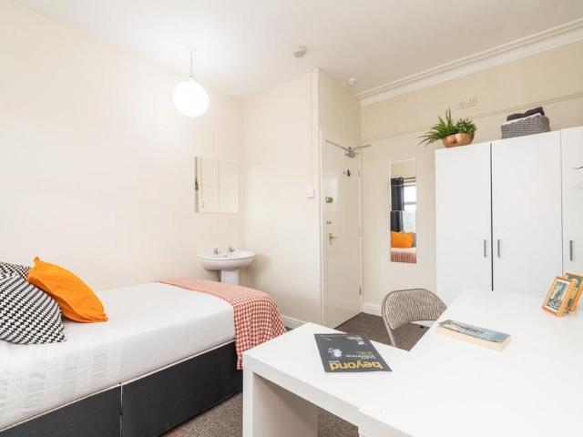 8 bedroom end of terrace house to rent