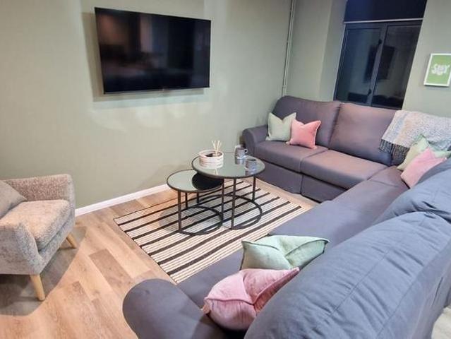 8 bedroom flat to rent