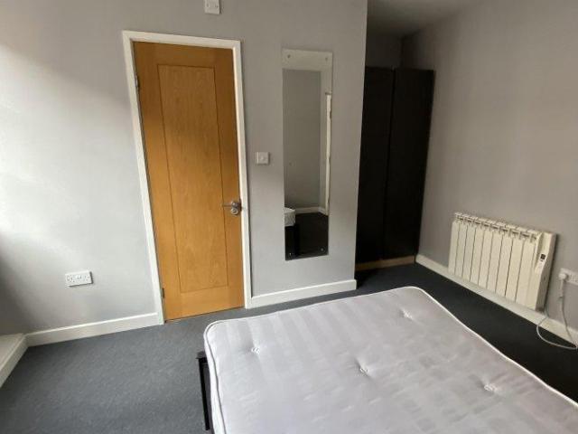 8 bedroom flat to rent
