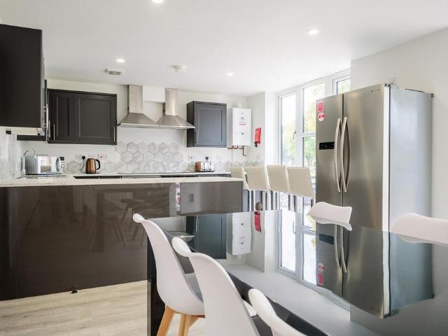 8 bedroom flat to rent