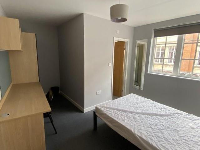 8 bedroom flat to rent