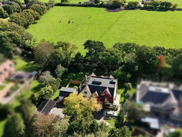 8 Bedroom House