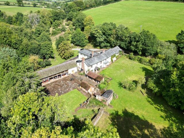 8 Bedroom House Crediton Devon LS100578901