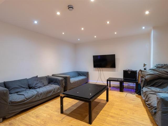 8 Bedroom House for rent at Queens Road, Hyde Park, Leeds