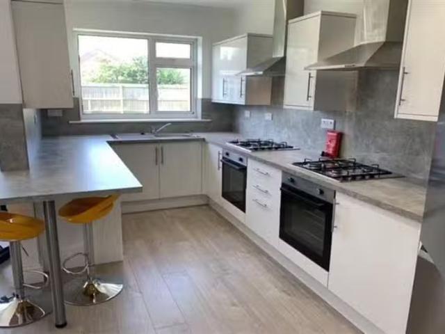 8 bedroom house for rent in 8 bedroom Detached House in Winton.