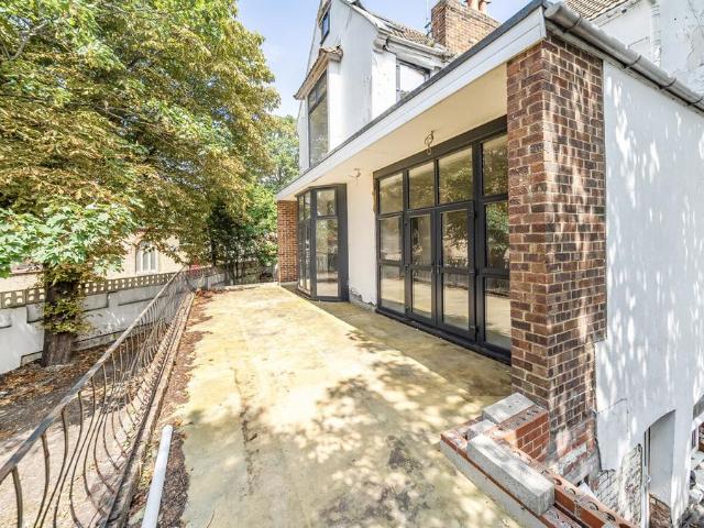 8 bedroom house for sale