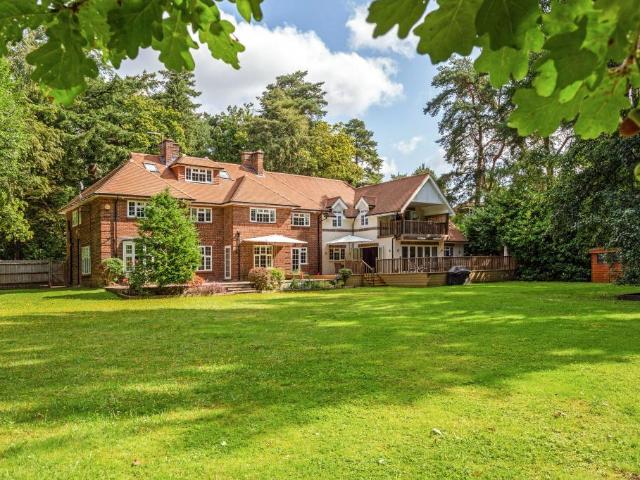 8 bedroom house for sale