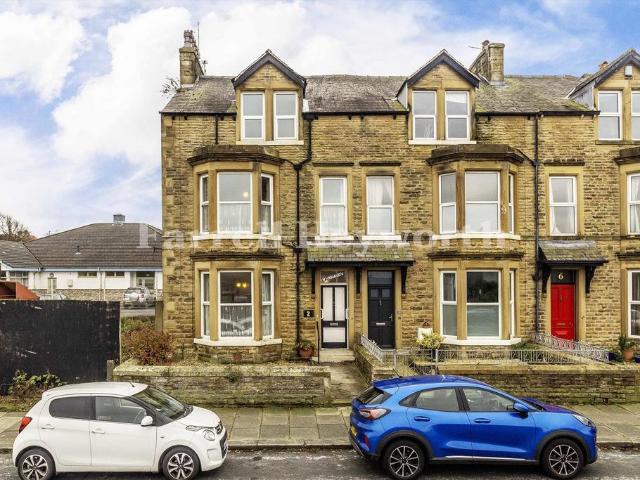 8 bedroom house for sale