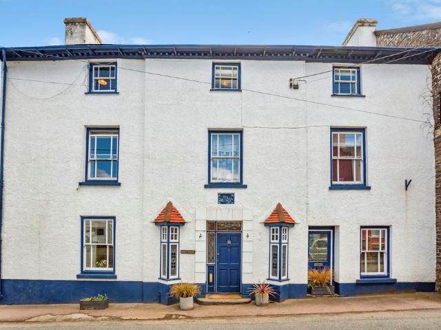 8 bedroom house for sale