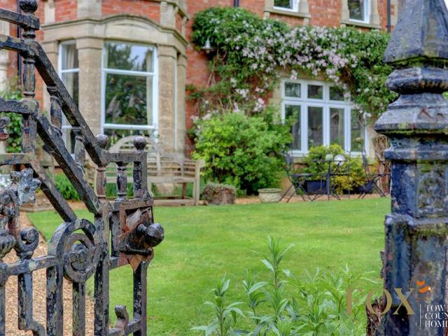 8 bedroom house for sale