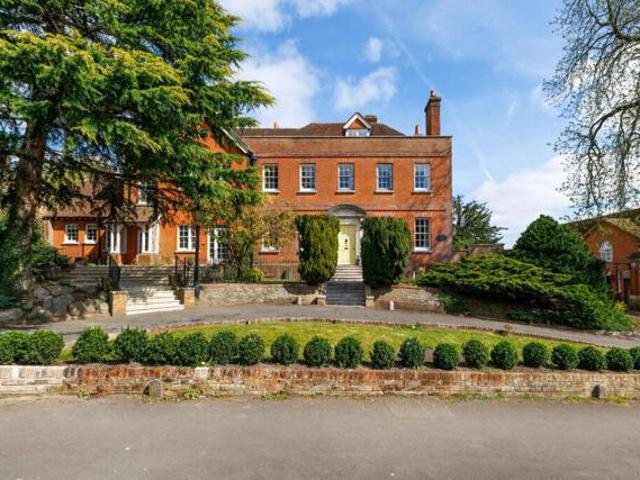 8 Bedroom House Farnham Surrey LS101675554