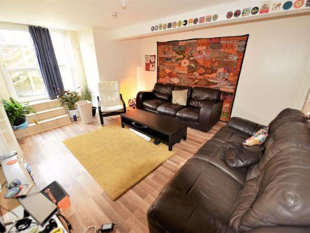 8 bedroom House in Hyde Park, Leeds
