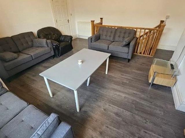 8 bedroom house in Leeds