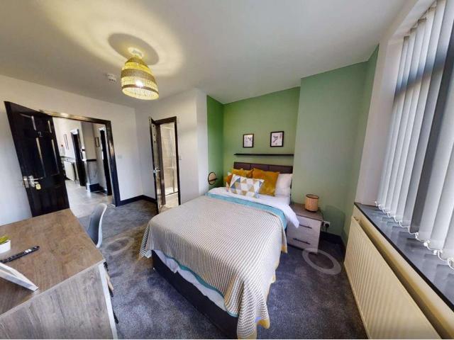 8 bedroom house of multiple occupation to rent