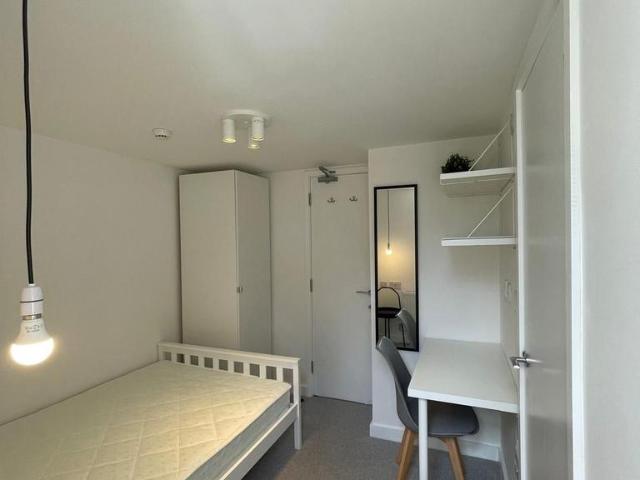 8 bedroom house of multiple occupation to rent