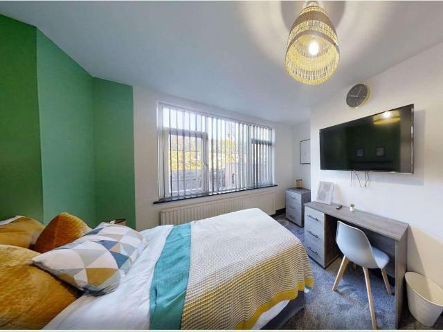 8 bedroom house of multiple occupation to rent