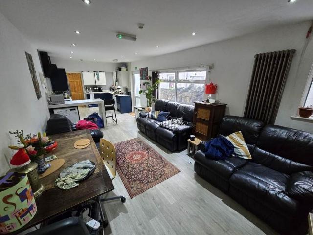 8 bedroom house to rent