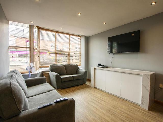 8 bedroom house to rent