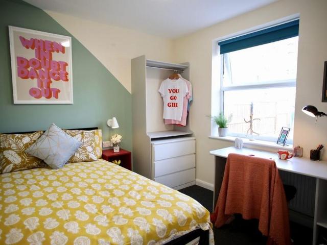 8 bedroom house to rent