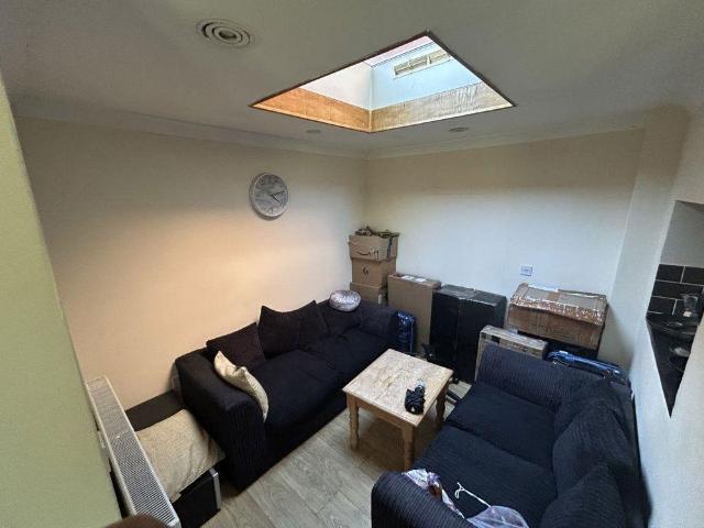 8 bedroom house to rent