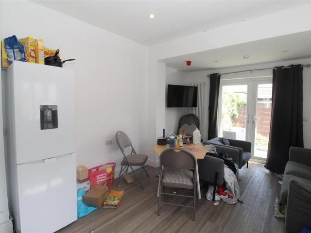 8 bedroom house to rent