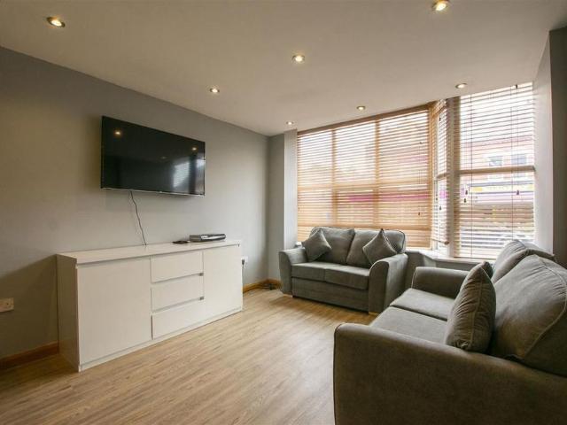 8 bedroom house to rent