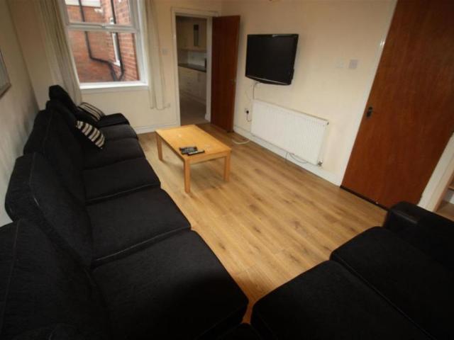 8 bedroom house to rent