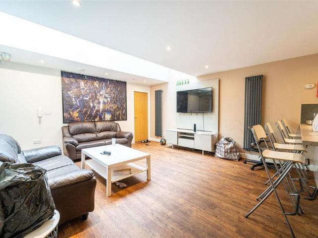 8 bedroom house to rent